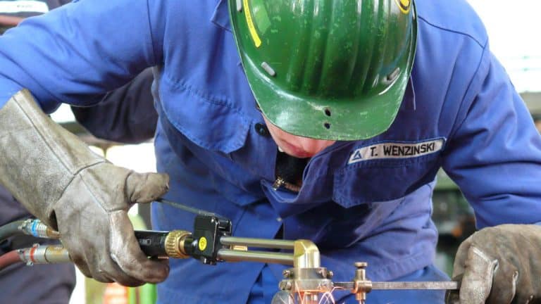 Aufstieg im Handwerk: Geselle bleiben oder den Meister wagen? - Azubot ...